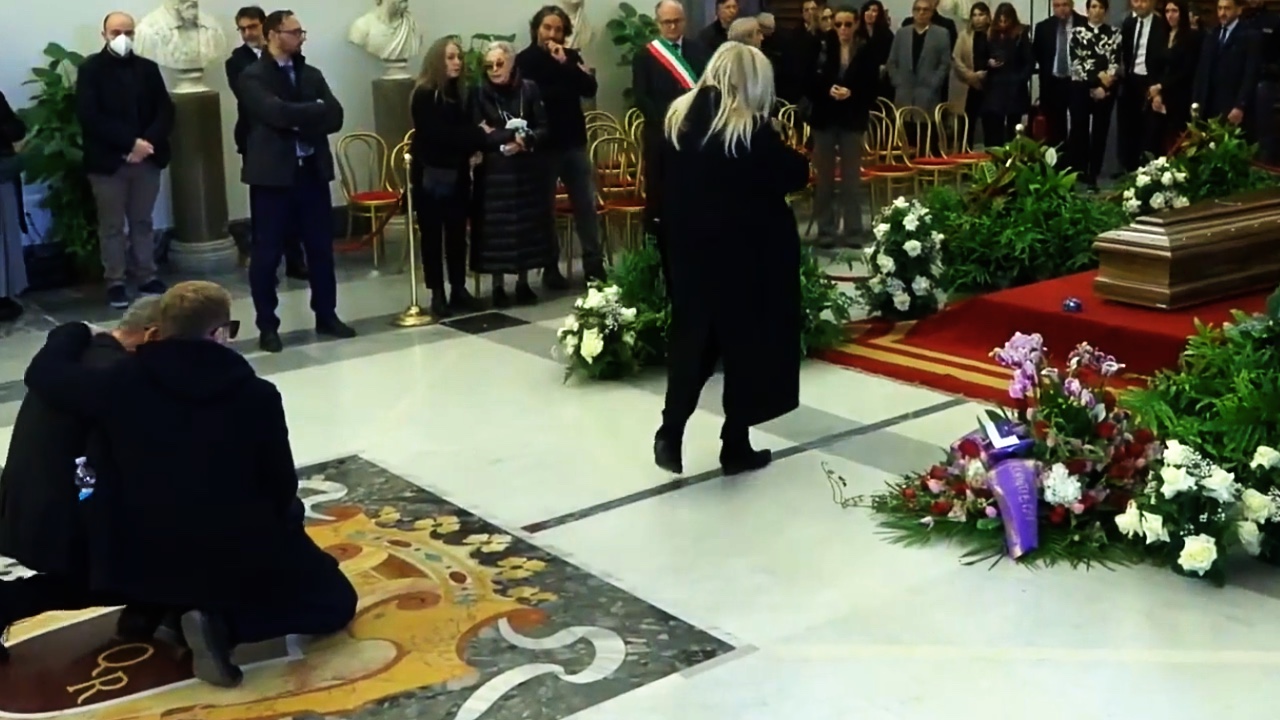 Pierluigi Diaco piange Costanzo: «Era il mio papà». Lacrime per Mara Venier Pierluigi Diaco piange Costanzo: «Era il mio papà». Lacrime per Mara Venier